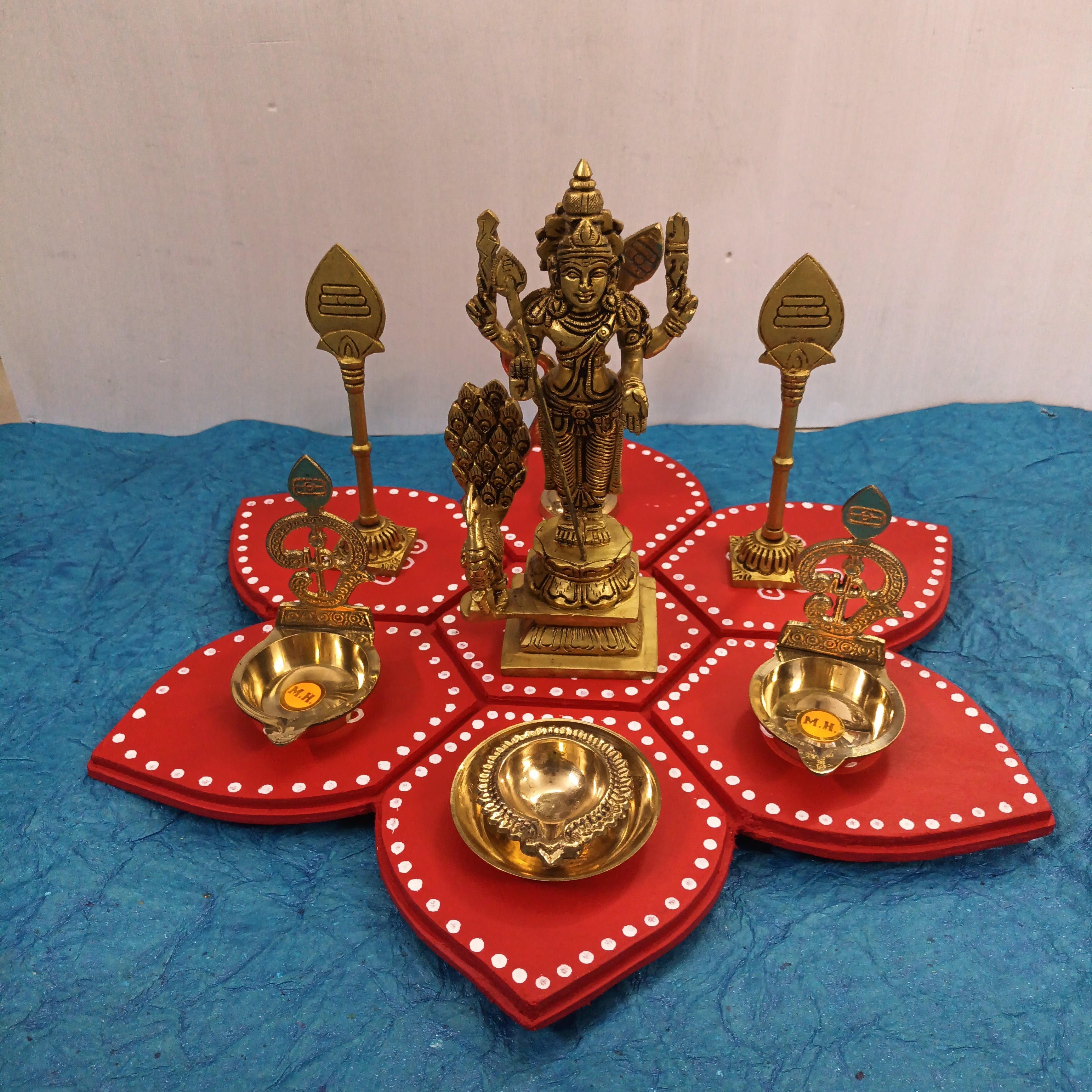 Flower Kolam Manai with Brass Murugar set - FM01 – Decor Duniya