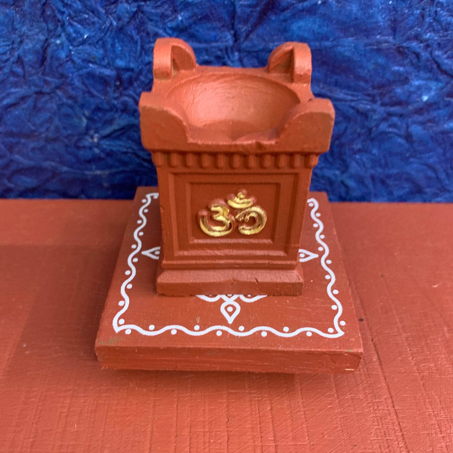 Tulasi Maadam Vilakku with Wooden Manai - TVM4 – Decor Duniya