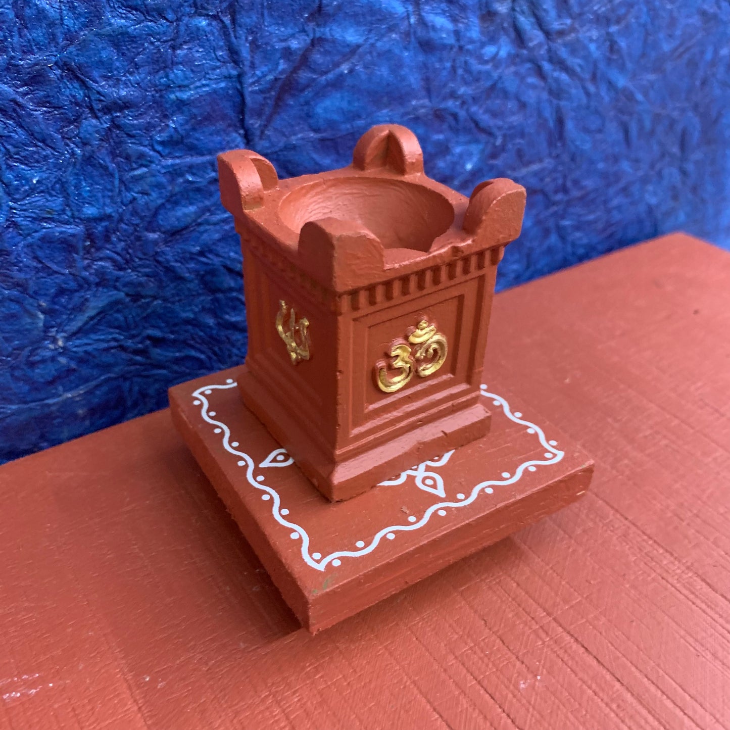 Tulasi Maadam Vilakku with Wooden Manai - TVM4 – Decor Duniya